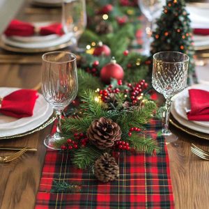 21 Christmas Table Runner Ideas for a Festive Holiday Table