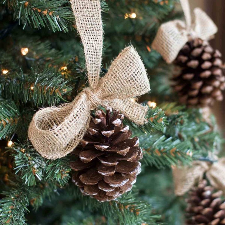 21 Unique Tree Ribbon Decorating Ideas to Dress Up Your Christmas Tree