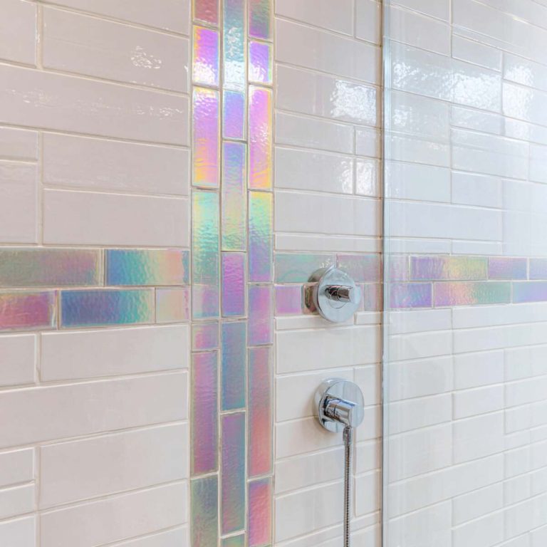 21 Creative Wall Tile Accent Strip Ideas That Make Bathrooms Pop