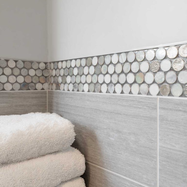 21 Creative Wall Tile Accent Strip Ideas That Make Bathrooms Pop